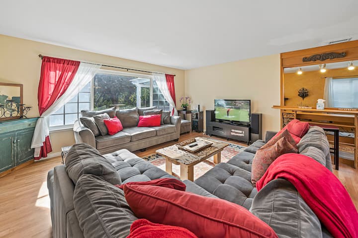 Costa Mesa 4 Bedroom Home With Jacuzzi Large Yard Next To A Park. - Orange County, CA