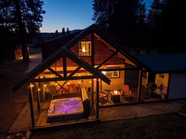 A Cozy Dog Friendly Cabin, Sleeps 6 With A Hot Tub - Lake Chelan, WA