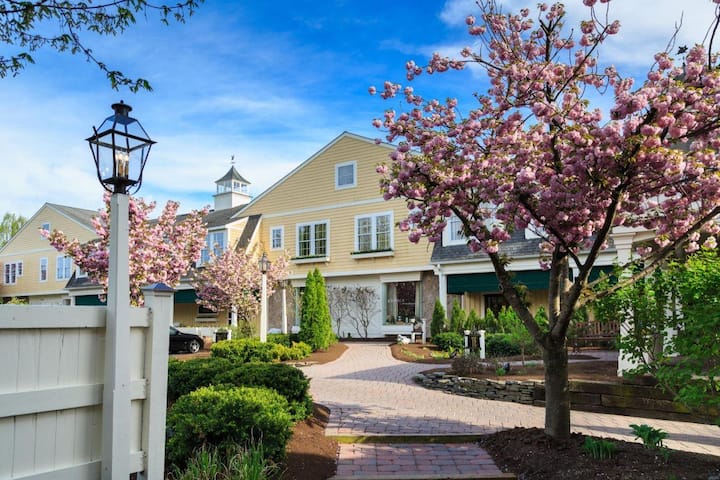 The Inn At Leola Village (Preferred) King Parlor - Lititz, PA