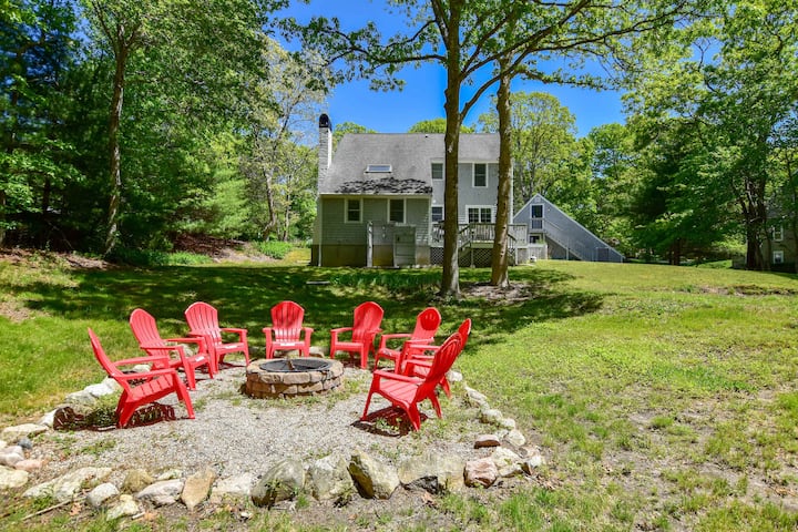 Spacious Stone Fire Pit Game Room! - New Seabury, MA