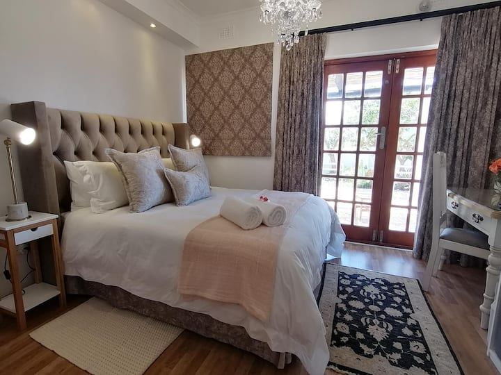 Villa Venusta | Classic Queen Room - Hermanus