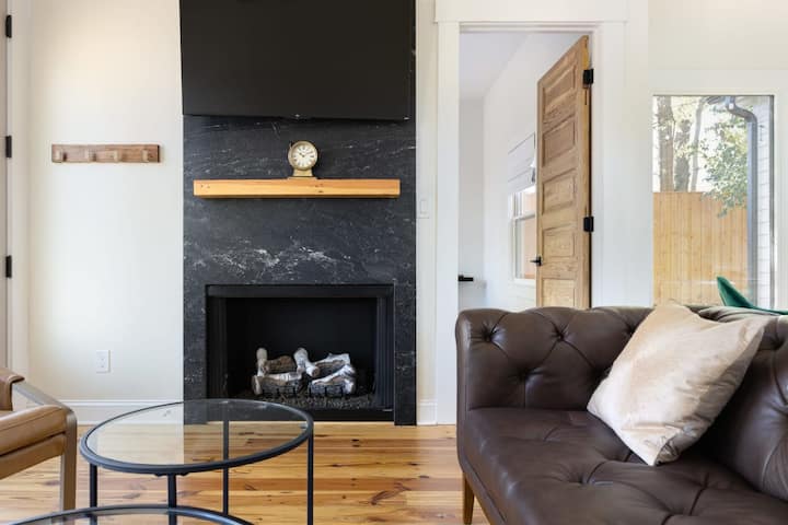 Designer Garden Home | Gas Fireplace - 더럼