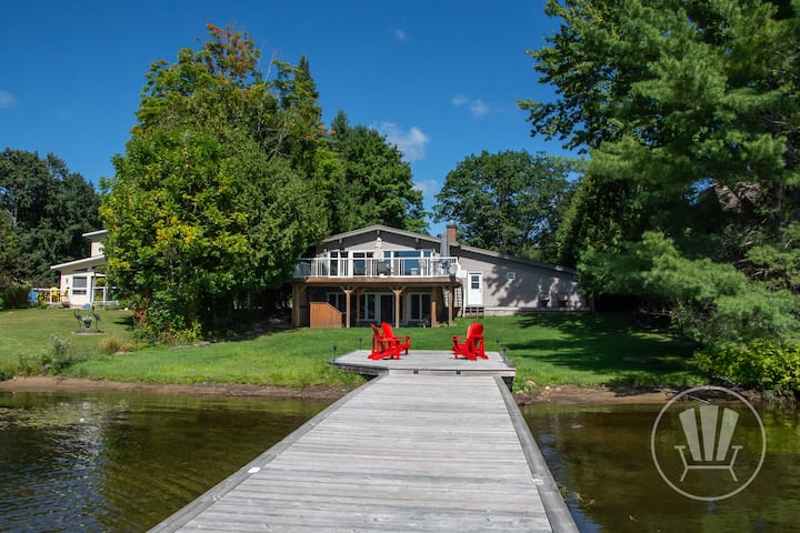 Beautiful Peninsula Lake Cottage + Dock & Fire Pit - Huntsville