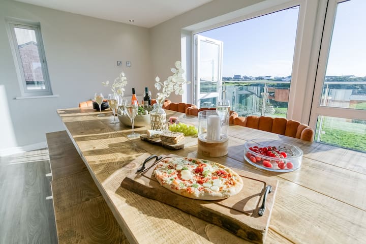 Garreg Hen - Spacious Luxury For 8 With Sea Views - Trearddur Bay
