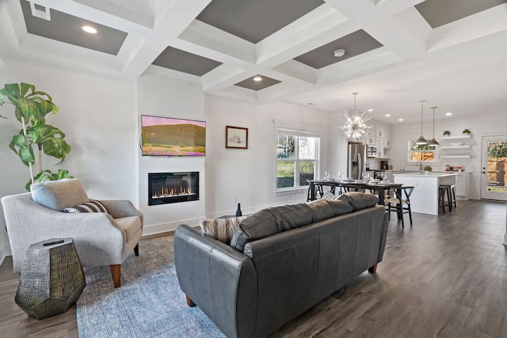 Derbygrove: Newly Renovated & Near Derby - Louisville, KY