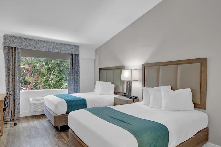 2 Beachfront Units: Modern Rooms, Pool & Sunsets - Key Largo, FL