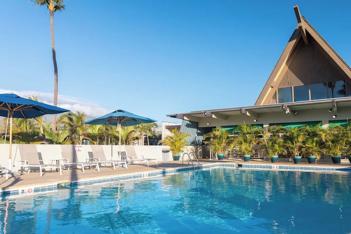 4 Relaxing Ocean View Rooms, Fireplace + Pool - Maui, HI