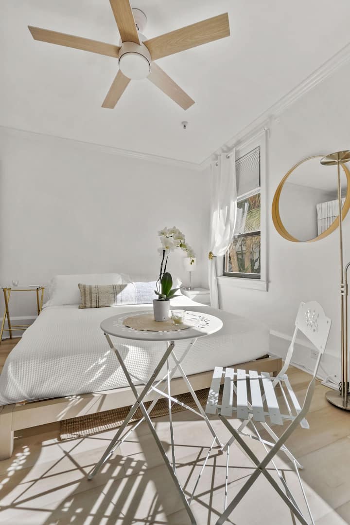 Zenpalm Landmark Boutique Hotel. Tropical Mermaids - Palm Beach, FL