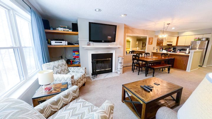 3 Br Ski-in/ski-out Fireplace, Pool, Full Kitchen - Ludlow, VT