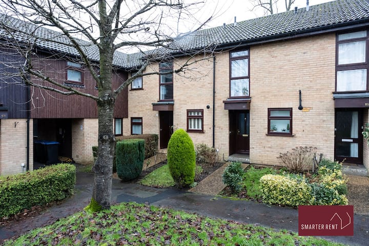 Knaphill, Woking - 2 Bedroom House - With Garden - Woking