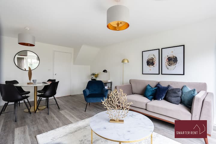 Knaphill, Woking - 2 Bedroom House - With Garden - Woking