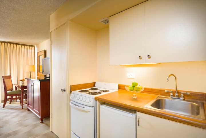 Look No Further! Kitchenette, Outdoor Pool! - Honolulu, HI