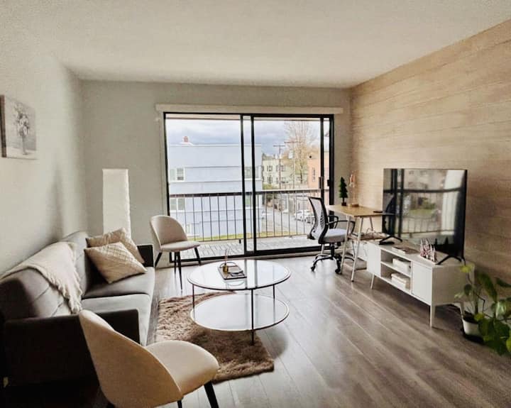 Prime Kitsilano Beach-lovely Cozy 1 Bed + Parking. - Vancouver