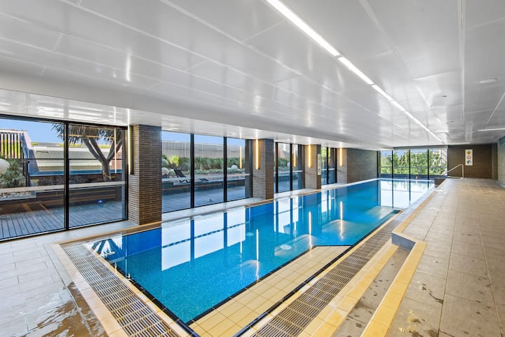 Chic 1-bed With Balcony Views And Amenities - Melbourne