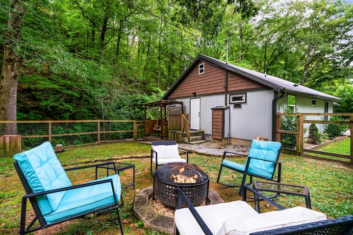 Luxury Cottage W/ Lvl2 Ev, Fenced Yard, Nespresso! - Sevierville, TN