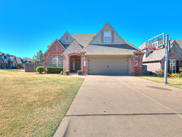 Beautifully Spacious Tulsa Treasure - Tulsa, OK