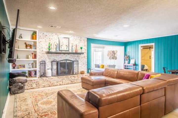 The Betty | Hot Tub | Sleeps 10 | Fire Pit - Lubbock, TX