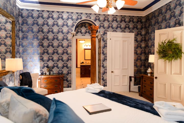 The Blue Room At The Big Brickhouse - Sandy Lake, PA