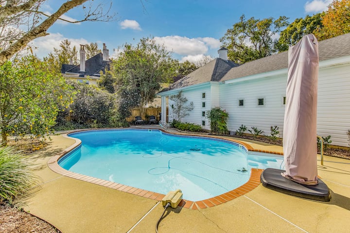 The Carriage House: Relaxing Stay With Pool - Pensacola, FL