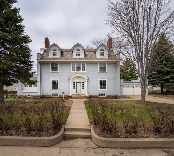 Perry Mansion: 1900s Restored Beauty Near Dtsf - Sioux Falls, SD