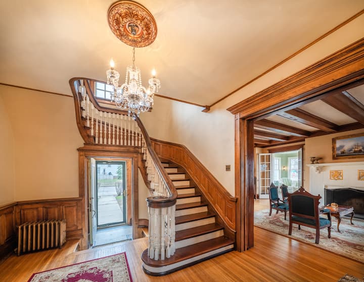 Perry Mansion: 1900s Restored Beauty Near Dtsf - Sioux Falls, SD