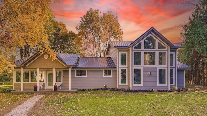 Lakeside Luxury: *King Bed, Gas Fireplace* - Clinton