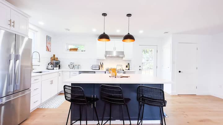 Lakeside Luxury: King Bed, Gas Fireplace - Clinton