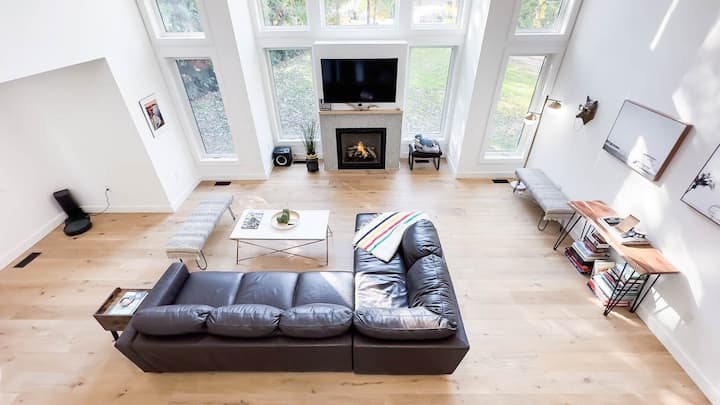 Lakeside Luxury: *King Bed, Gas Fireplace* - Clinton