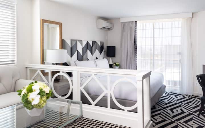 Modern Suite In La! Four Units With Balcony, Pool! - Hollywood, CA
