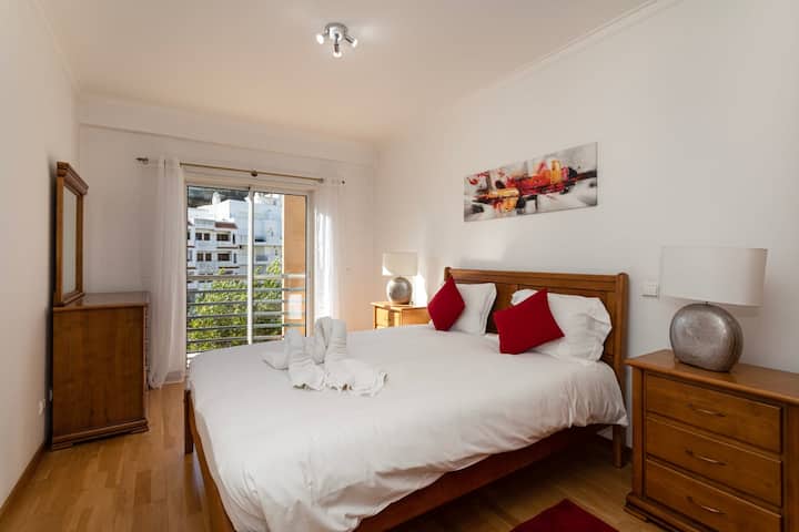 Spacious & Central Apartment With Rare Parking - Albufeira