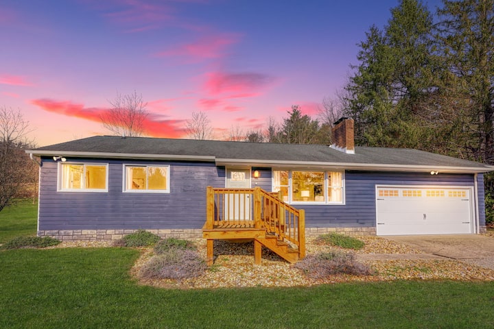 The Hocking Cottage: Hot Tub + Arcade Games - Logan, OH