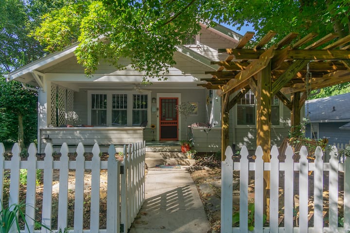 Sunflower Sanctuary| Pet Friendly & Close To Avl! - Asheville, NC