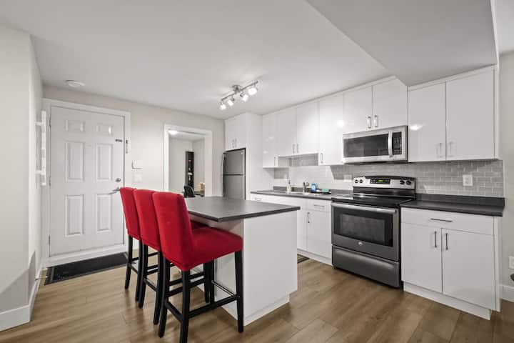 Beautiful 1 Bedroom Suite W/ Separate Office Space - Langley