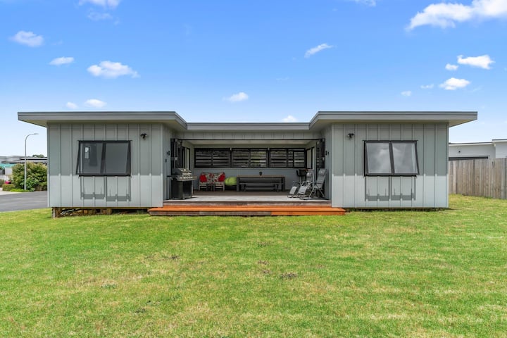 Breakwater Escape - Sunny Pod-style Beach House - Mangawhai Heads