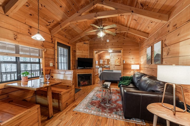 Private Log Cabin For Couples & Their Pets - Hot Springs, NC