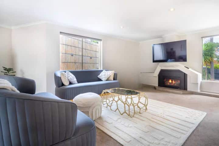 The Moondah Manor: A Poolside Family Retreat - Mornington