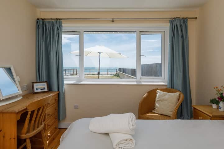 Sunny Seafront Chalet - Sleeps 6 - West Wittering