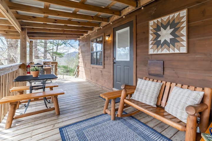 Honeymoon Log Cabin W/ Wooded Mountain Views - Hot Springs, NC