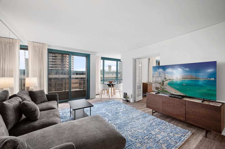 Panoramic Cityscape Condo At The Waikiki Landmark W/great Building Amenities - Honolulu, HI