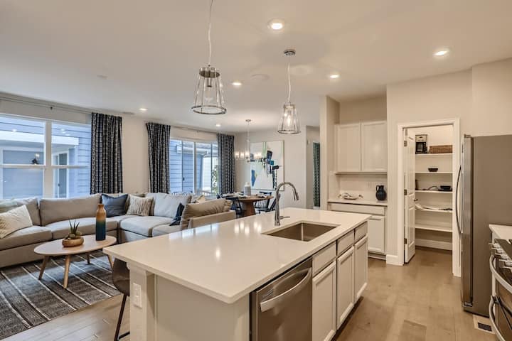 Stylish 3br Oasis In Arvada - Arvada, CO