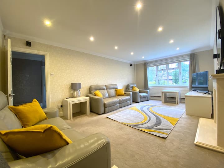 Binfield: Beautiful Five Bedroom House - Berkshire