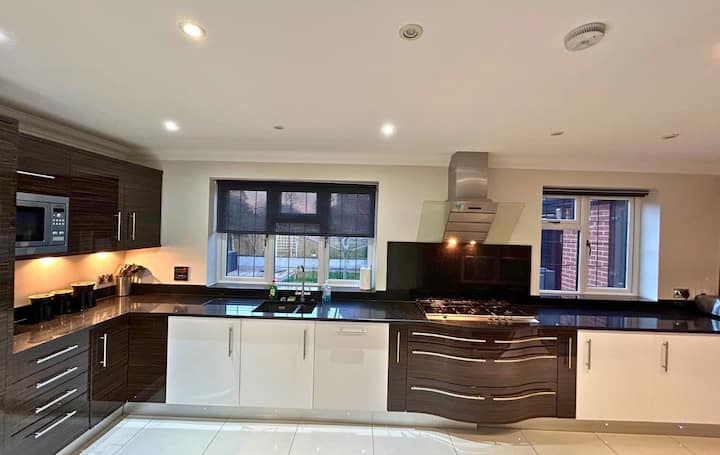 Binfield: Beautiful Five Bedroom (Three Bath) Hous - ブラックネル