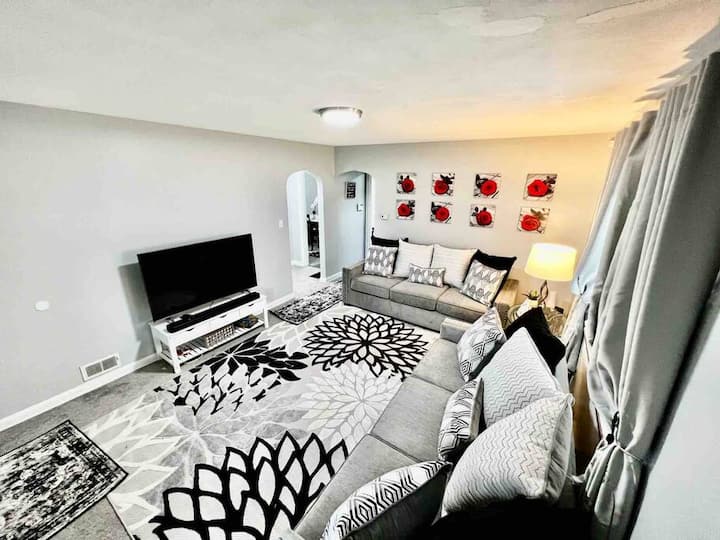 Cozy Red Retreat Near Christ Hospital & Uc Suite 1 - Cincinnati, OH
