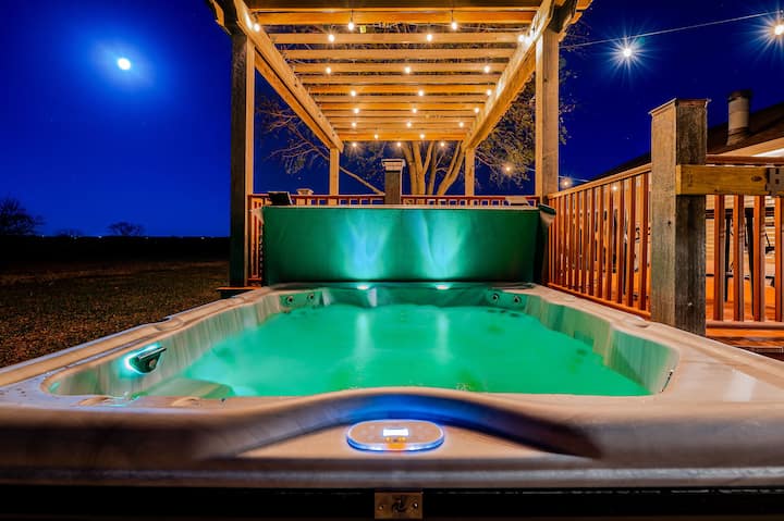 Sunrise Ranch - A Peaceful Country Stay + Hot Tub - Kansas