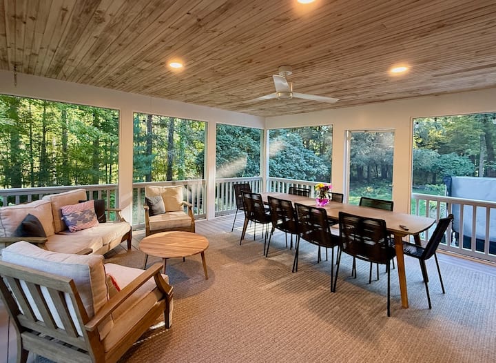 Luxury Redo: Hot Tub, Playroom, Sleeps 12 - Great Barrington, MA