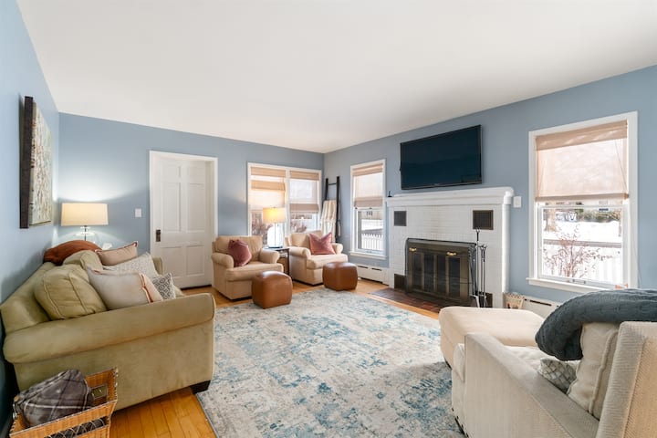 White House; Bc Town, Fenced In Yard, Dog Friendly - Boyne City, MI