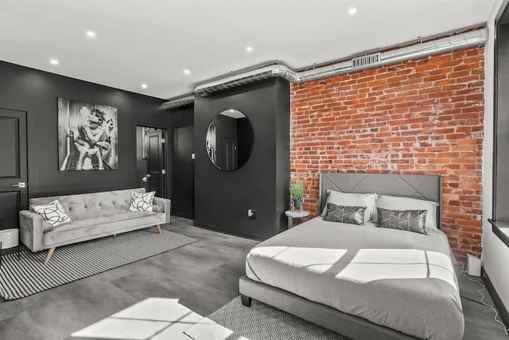 Luxury Studio, Stadium District, Broad Street Line - Philadelphia