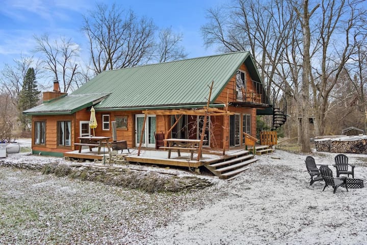 Rustic City Oasis On The River - Milwaukee, WI