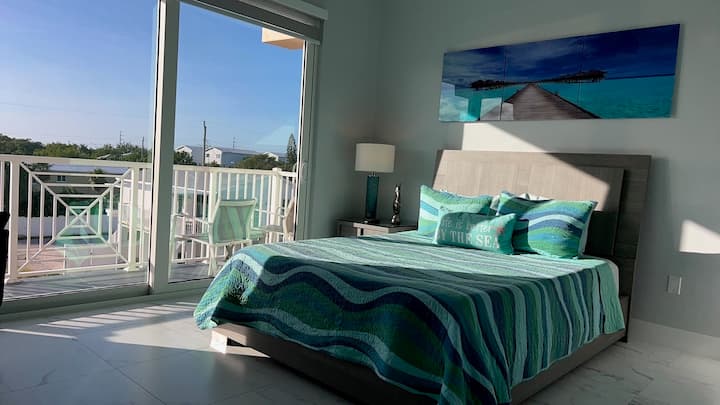 Peach Paradise 4 Bedrooms 4.5 Baths, Pool, Ocean View With Dock And Kayaks - Marathon, FL