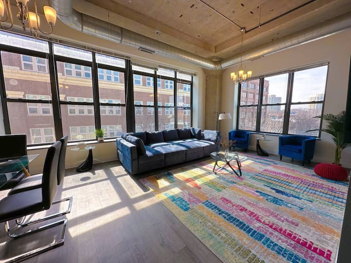 Spacious 3br Unit W/ Skyline Views Near Mccormick - Chicago